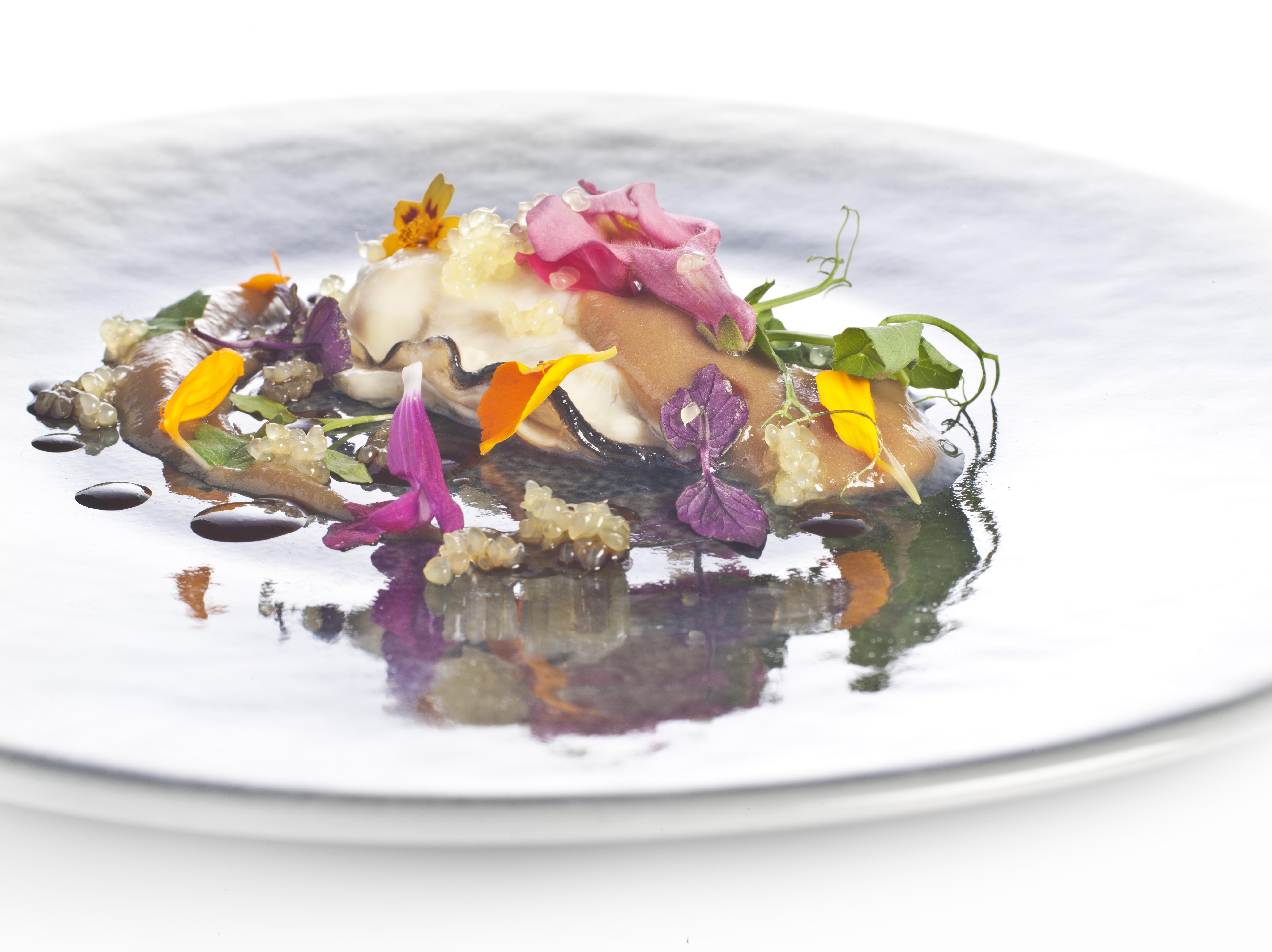 Ostra con Caviar cítrico - Rodrigo de la Calle | The Gourmet Journal